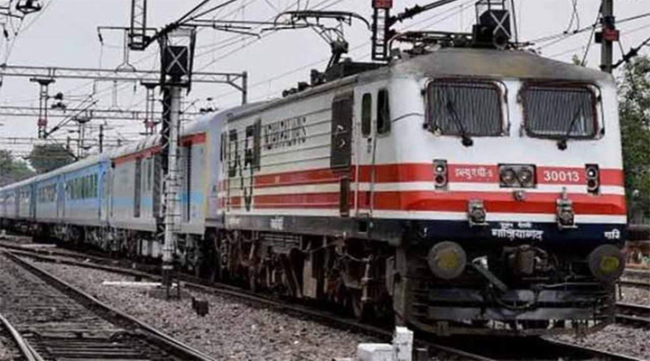 ఏపీ ఎక్స్ ప్రెస్ కు తృటిలో తప్పిన ప్రమాదం | Warangal Times